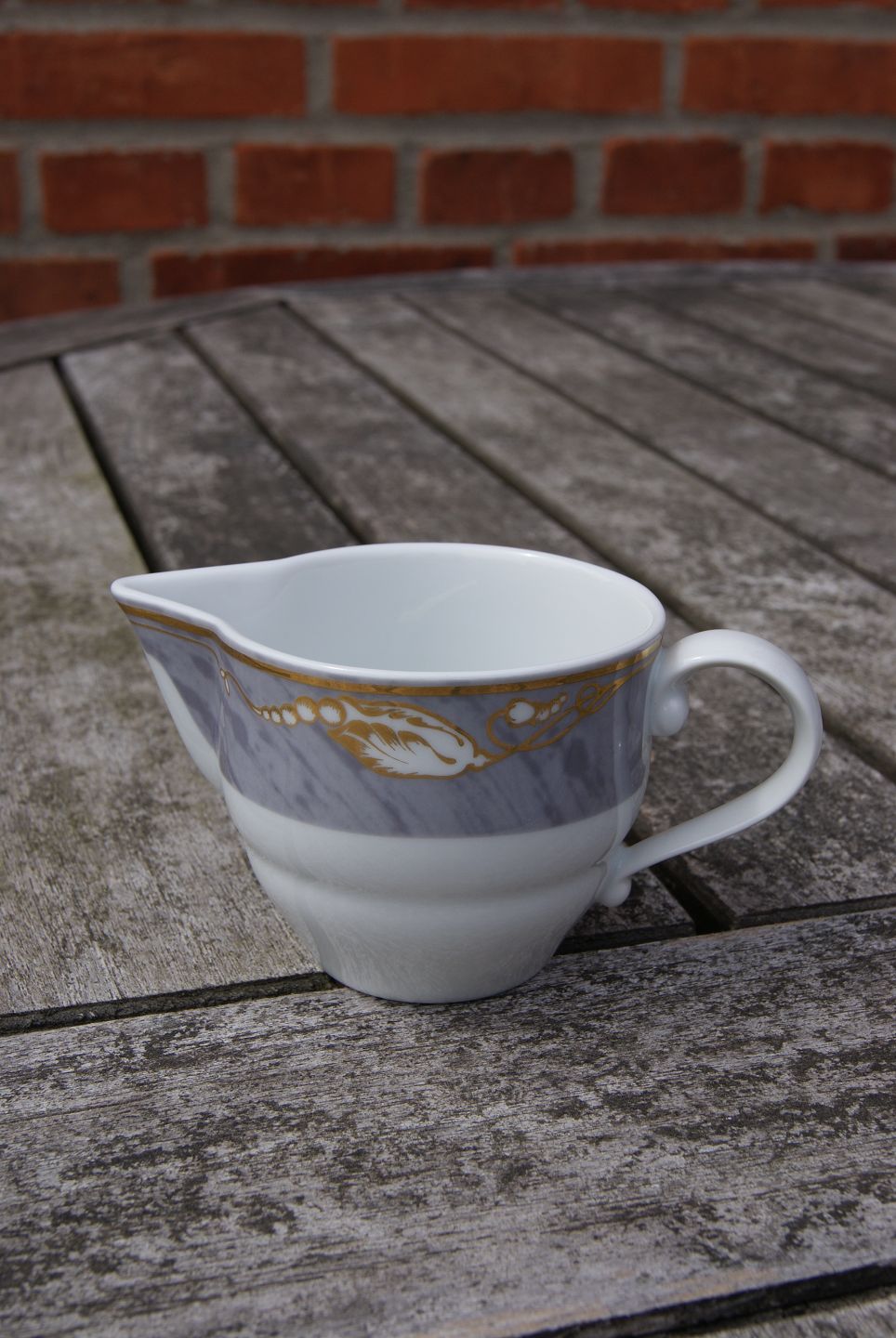 Antikkram - Grå Magnolia porcelæn, flødekanden